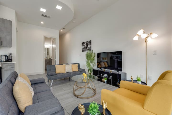 Modern 2br | Gym | Parking | Workspace - Dallas, TX