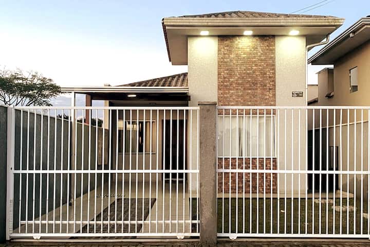 Casa Na Praia Com Piscina. - Itapoá