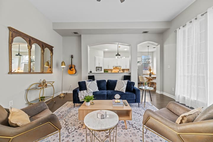 Urban Oasis In Plano/5bd & Heated Pool - Plano, TX