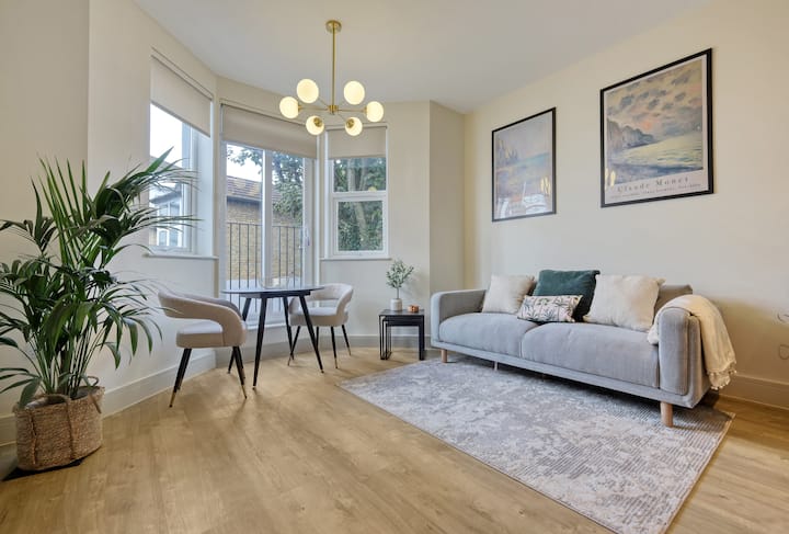 Outstanding One Bedroom Apartment In Westcliff - Southend-on-Sea