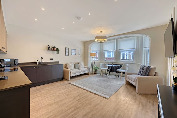 Stylish One Bedroom Apartment With Sea View - Southend-on-Sea