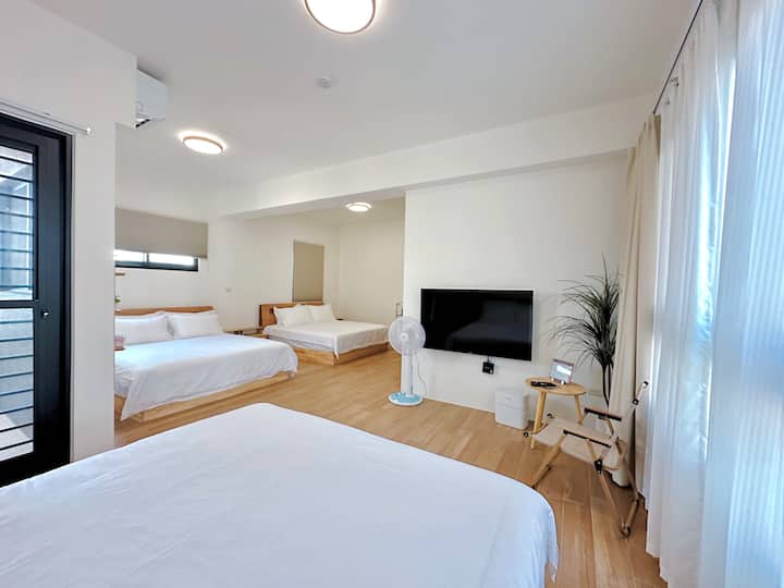 202三床房-加大雙人床|55寸電視|免治馬桶|親膚床品|冷暖氣機 - 馬公