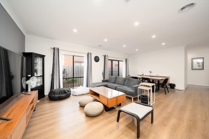 Luxury 4-bedroom Retreat With 2 Master Suites - Point Cook