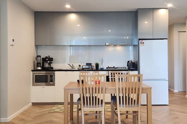 Private Room W/work Desk + Pool & Gym - Melbourne