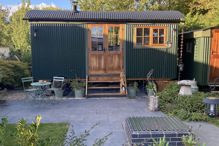 Shepherd's Hut - Plumbed Toilet And Great Kitchen. - Worcestershire