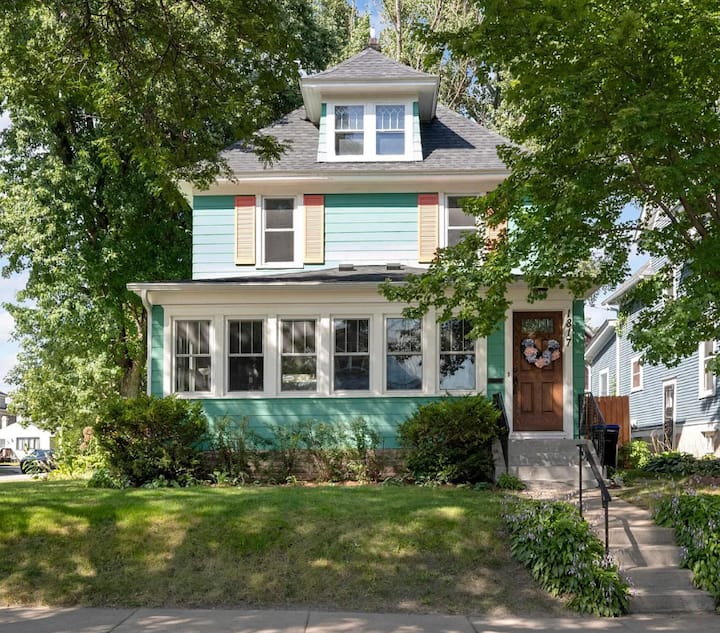 Family Friendly-near Grand Ave-hot Tub-king Beds - Saint Paul