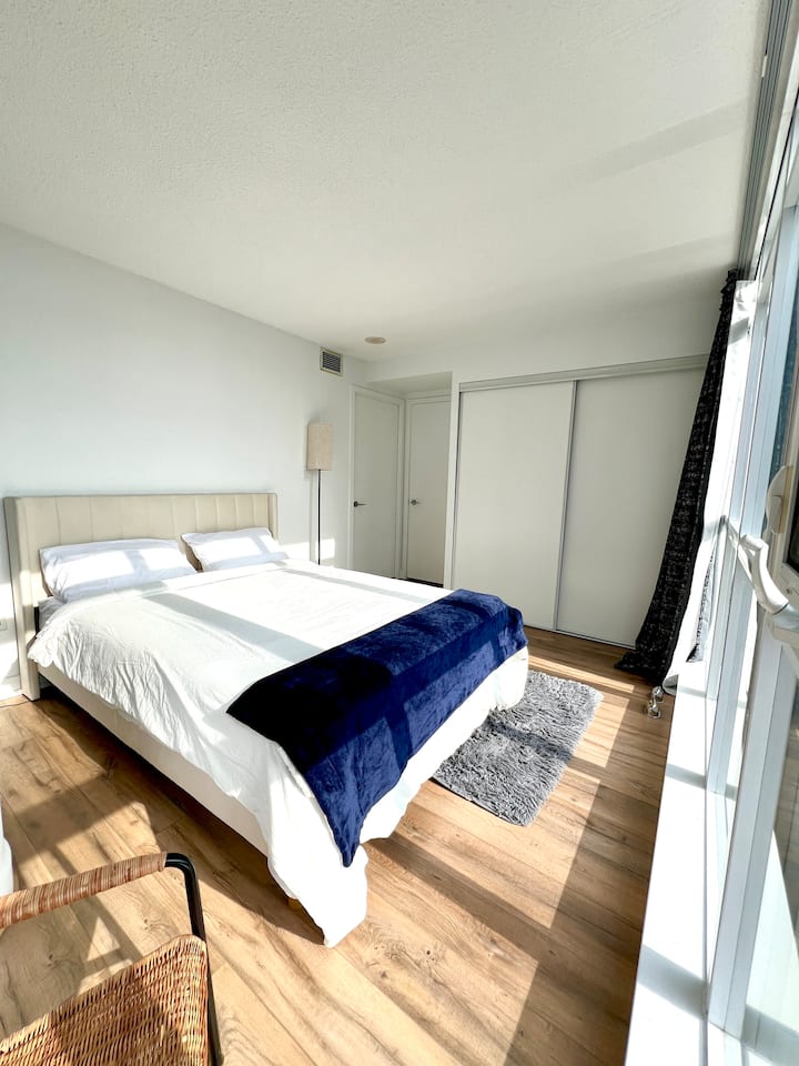 Private Master Bedroom In Shared 2-bed Condo - Toronto
