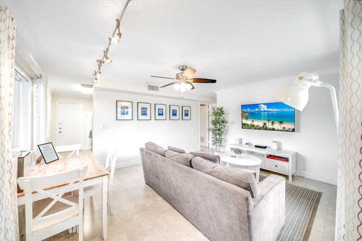 Beach Unit! Walk To Beach & Shops / Restaurants! - Pompano Beach, FL