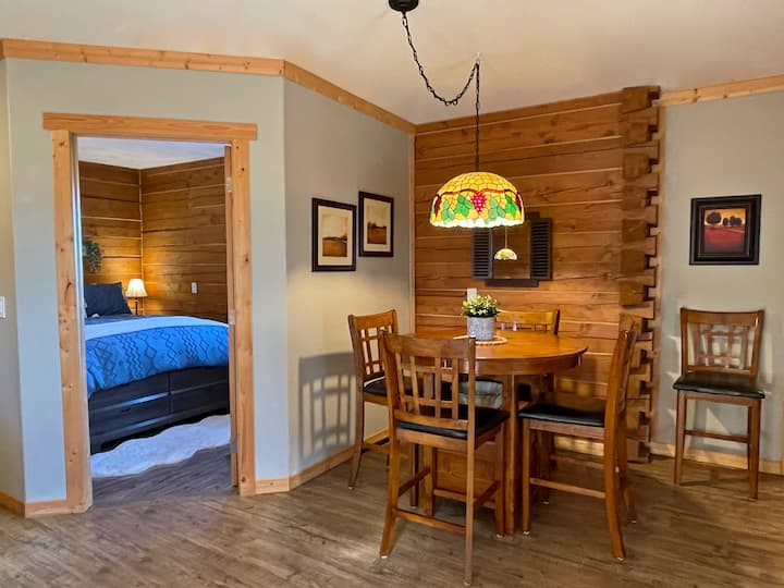 Cozy Log Cabin - "The Lazy Bee" - Alberta