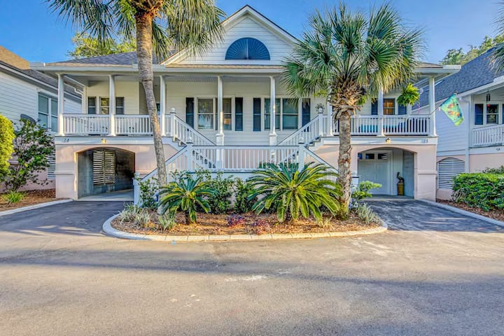 Beach & Golf Retreat
Clubhouse Nxtdr - Mount Pleasant, SC