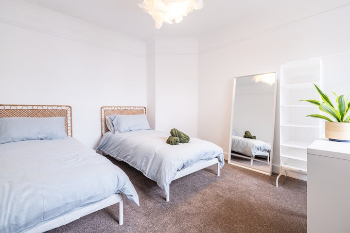 Minimalist Twin Room In Luton - Luton