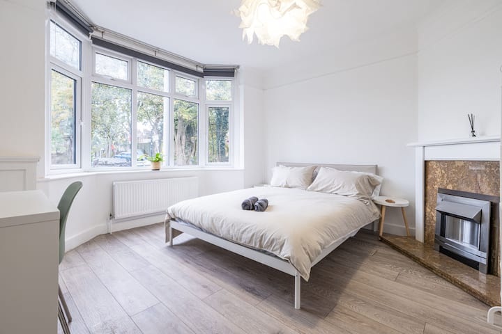 Minimalist 4 Bedroom House In Central Luton - Luton