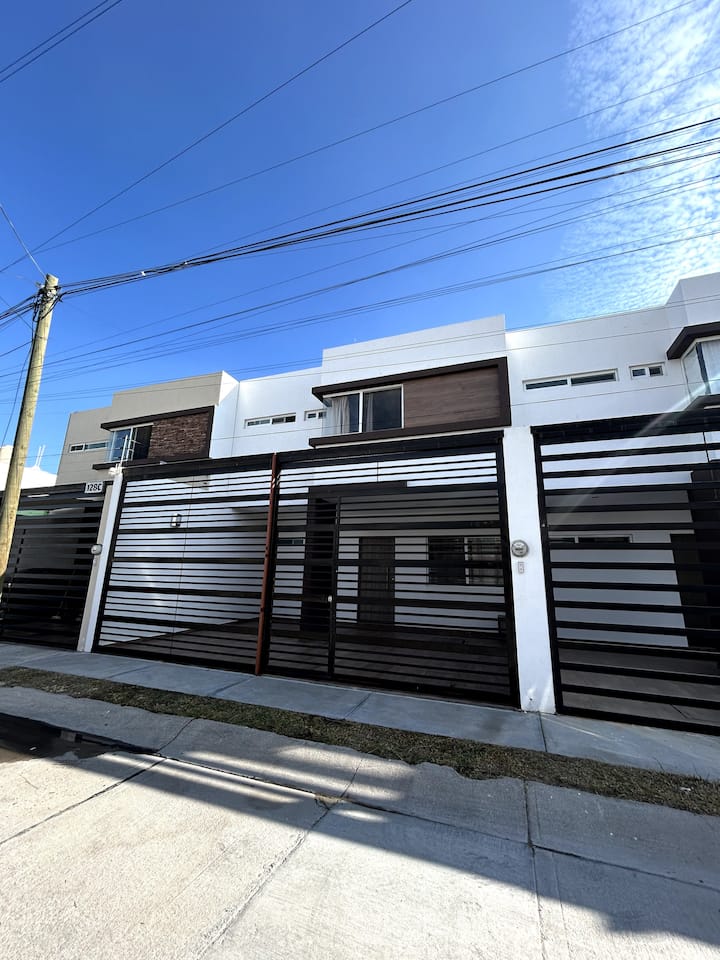 Acogedora Y Equipada Casa, Excelente Ubicación - Aguascalientes