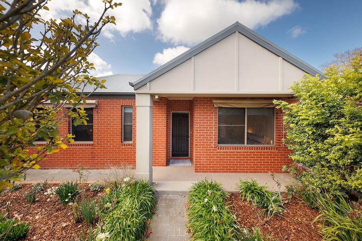 Gorgeous Gem On Jones - Albury