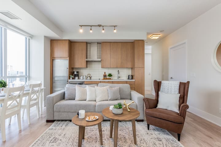 Skyline Waterview 3 Bedroom Condo + Free Parking - Toronto
