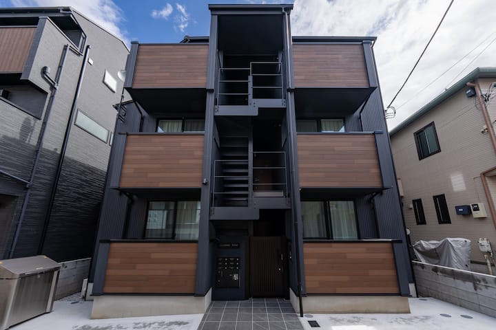 新築/最寄駅徒歩2分/渋谷から2駅4分の三軒茶屋駅から徒歩8分/1棟貸/計 170㎡/6部屋/28名 - Shinjuku Station