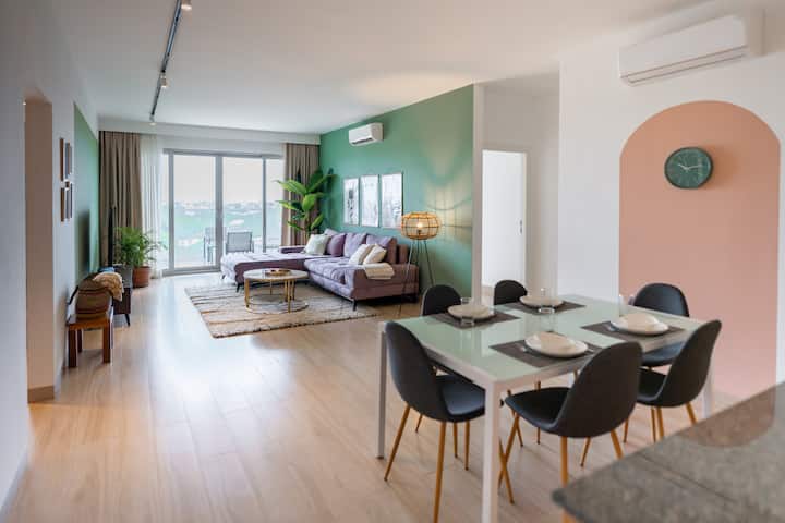 Spacious 2br W/ Ocean Views & Pool - Accra