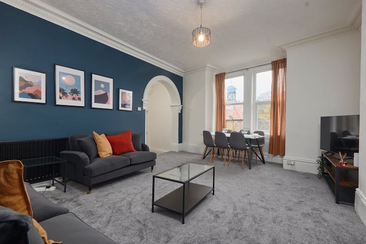 Large 4 Bedroom Flat Close To City, Street Parking - Newcastle upon Tyne