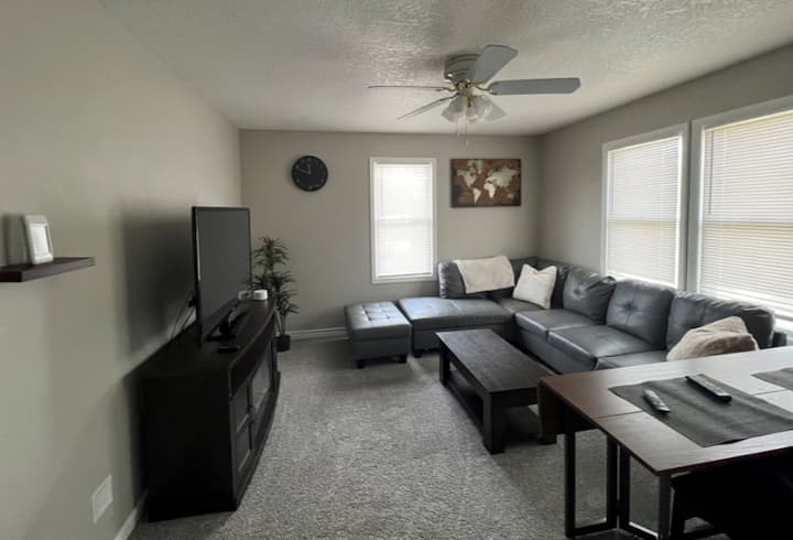 Cozy & Fully Furnished Apartment - Carlisle, IA