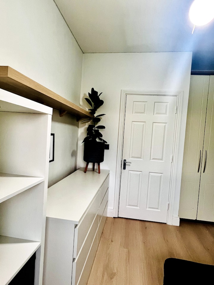 Cozy Single Room With Shared Bathroom - Swords