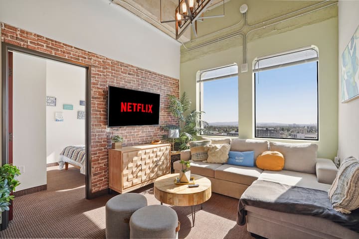 High-rise Escape | Modern 2bd + Den | Epic Views - Santa Ana, CA