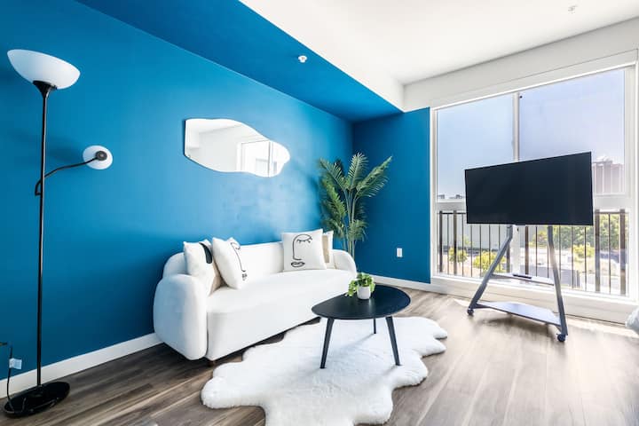 Luxury Home In Hollywood W/ Parking, Pool & Gym - Park La Brea Apartments - Los Angeles