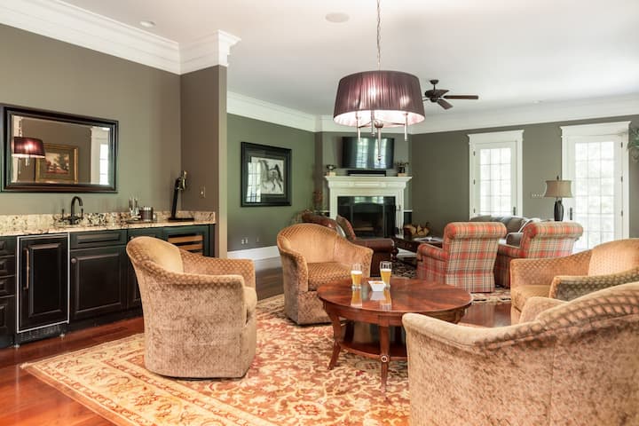 Luxury Pet-friendly Home W/ Pool Table + Bar - Hot Springs, VA