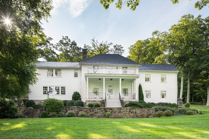 Manor On Lush Grounds W/ Covered Veranda - Hot Springs, VA