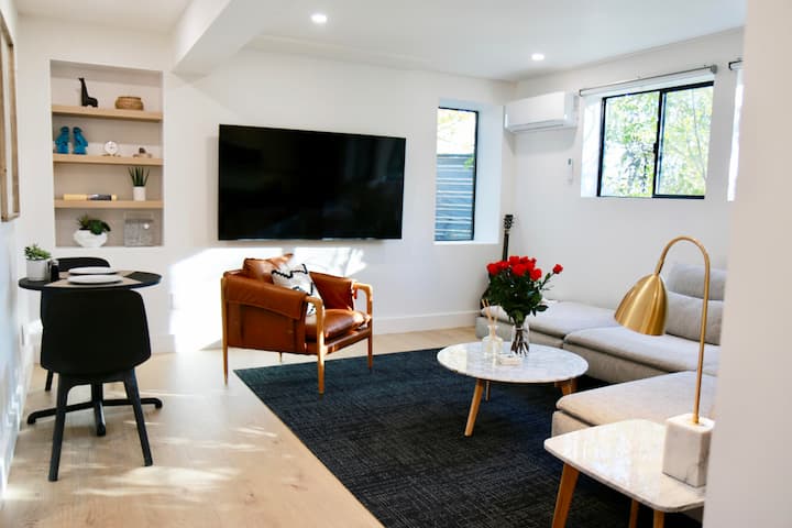 New! Stylish 1br Apt W/parking - Medina, WA