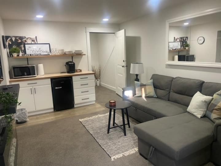 Airport Overnight Airbnb/ 1 Bedroom Retreat - Kamloops