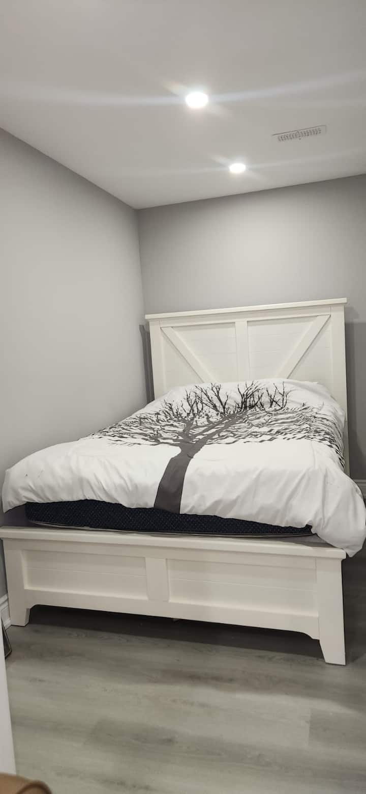 Cozy 2 Bdrm With Separate Entr. - 키치너