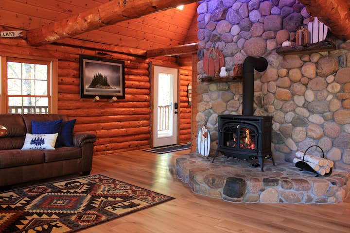 Manitowish Lakeside Log Cabin! - Manitowish Waters, WI