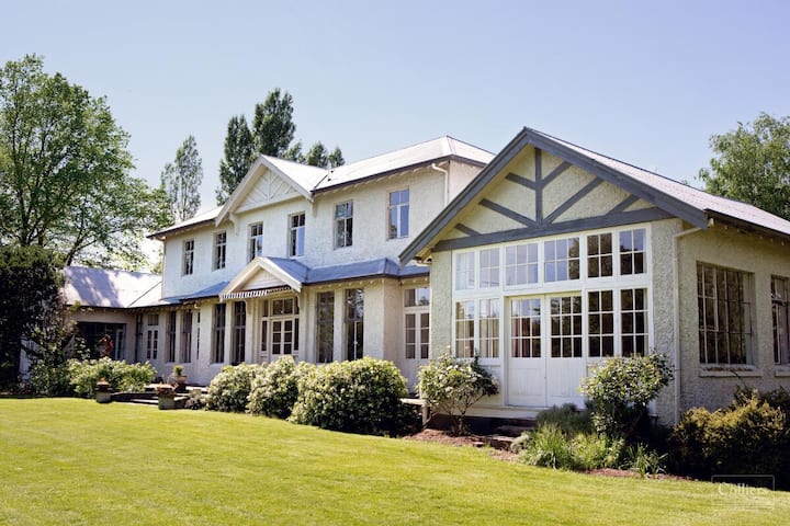 Amuri Manor: Birdsong And Mountain Views - Rotherham