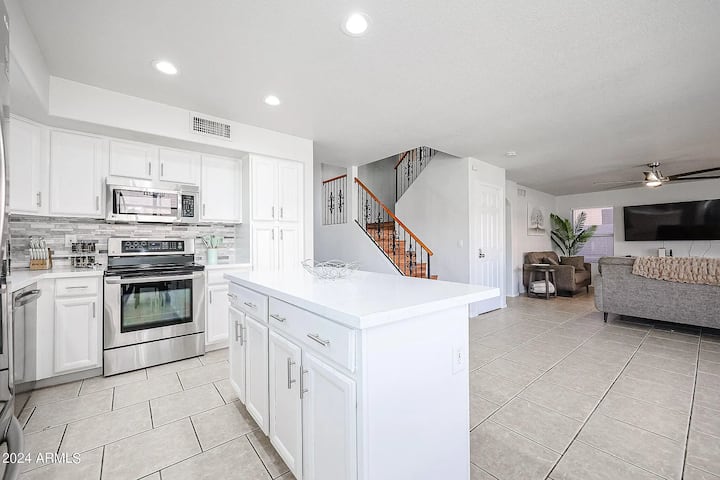 Upscale Spacious Desert Estate - Avondale, AZ