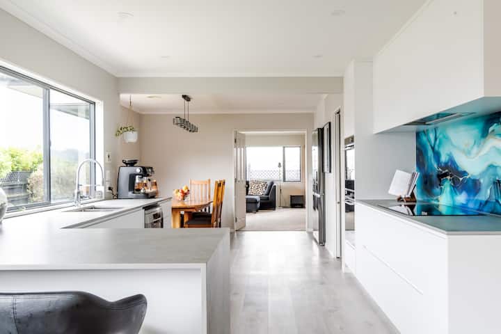 Hilltop Retreat - Wellington