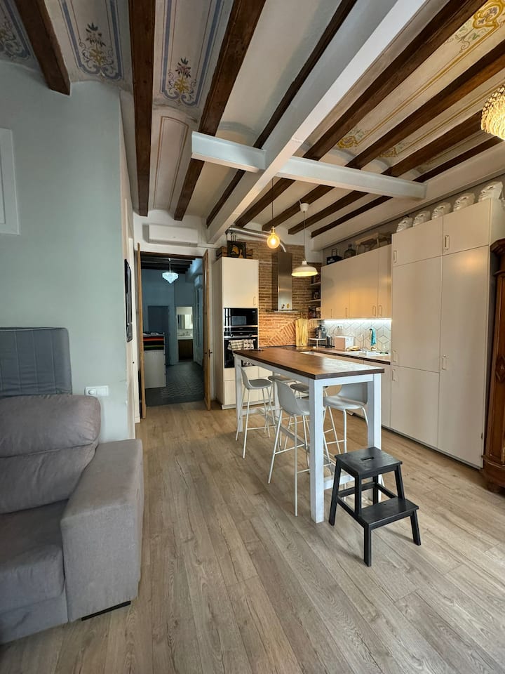 Nicely Renovated 3-br Apartment - Barcelona