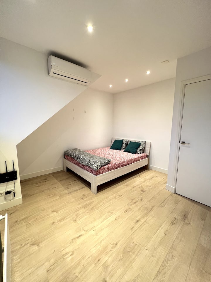 Cozy Bedroom In Dutch Row-house (Nearby Amsterdam) - Purmerend