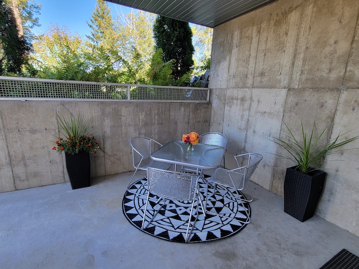 Work Or Play, Come And Stay! - Salmon Arm
