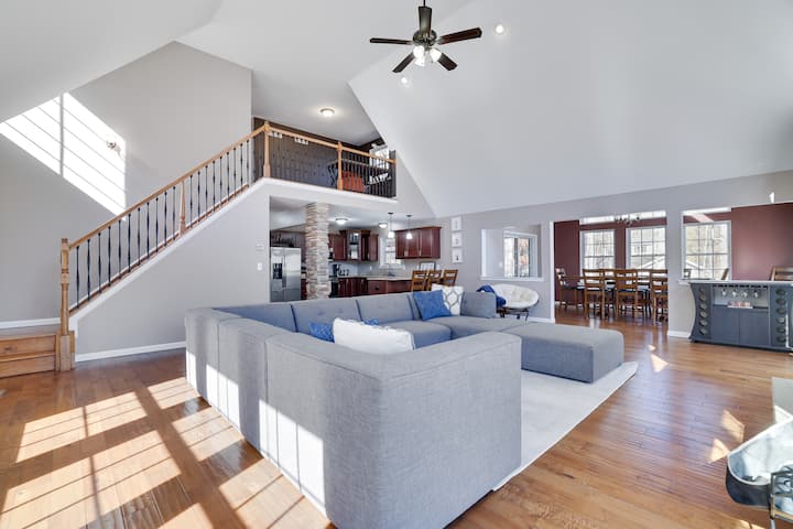 Spacious 6br Pocono Cabin | Hot Tub & Game Room - Pocono Mountains, PA