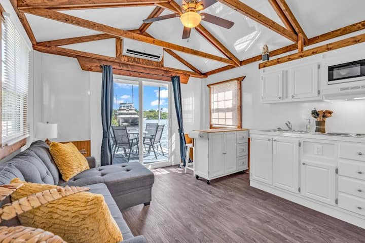 Waterfront Aqua Lodge Sleeps Up To 6 - Marathon, FL