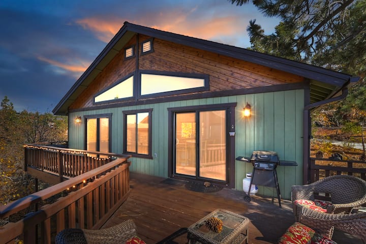 Peek-a-boo Lake Views | Peaceful & Cozy Retreat - Big Bear Lake, CA