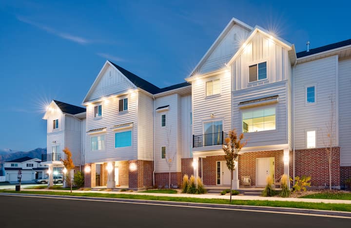 Spacious Farm-style Townhome - 2 Car Garage /Pool - Vineyard, UT