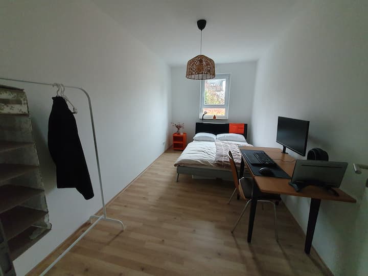 Zimmer, Eigenes Bad, Workspace, 20 Min Zur City - Cologne