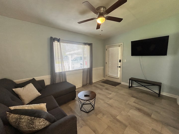Southside Cozy Cottage - Jacksonville, FL
