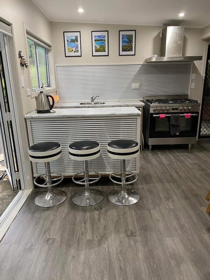 Cosy And Private Bach - Levin