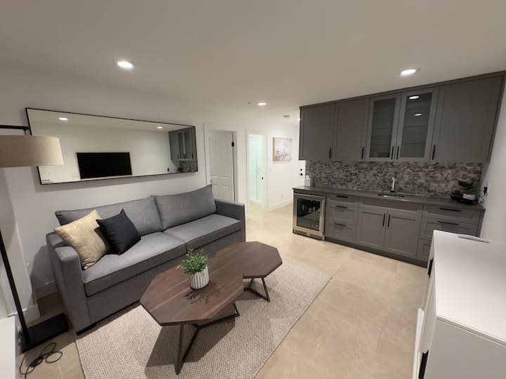 Cozy Walk Out Suite - Vancouver