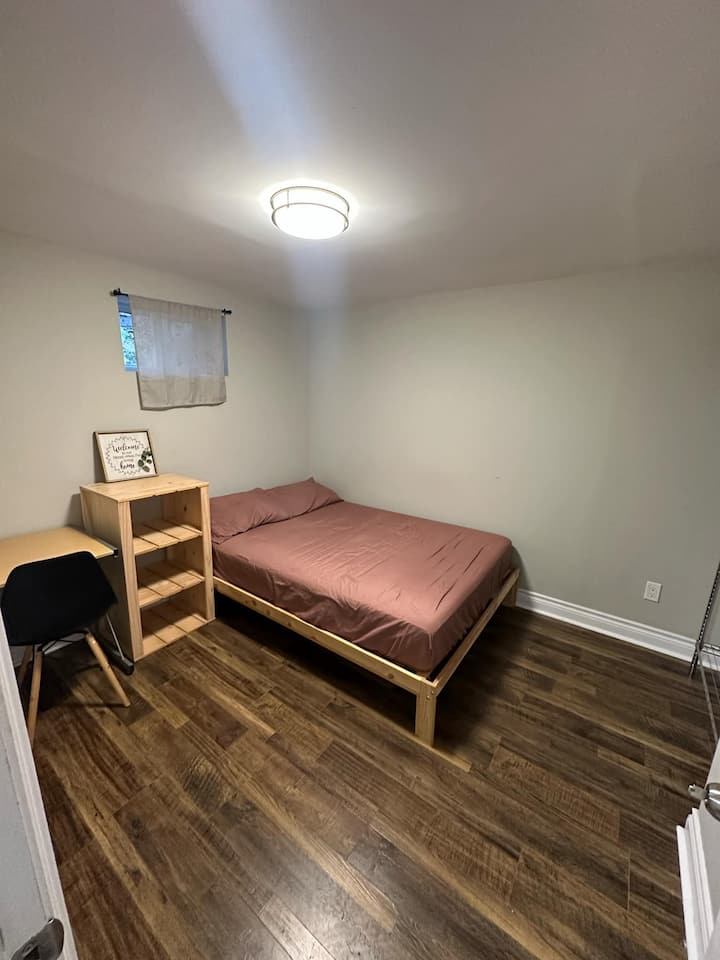 Private Room In Basement Near Airport - Centennial Park