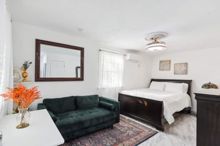 Cozy Retreat Studio - Uvalde, TX