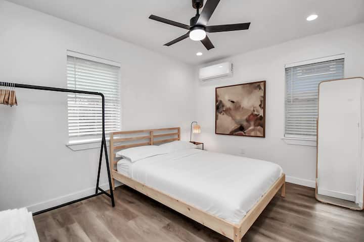 Gated East End Oasis 1 Bed W/ Parking And Coffee - Houston, TX