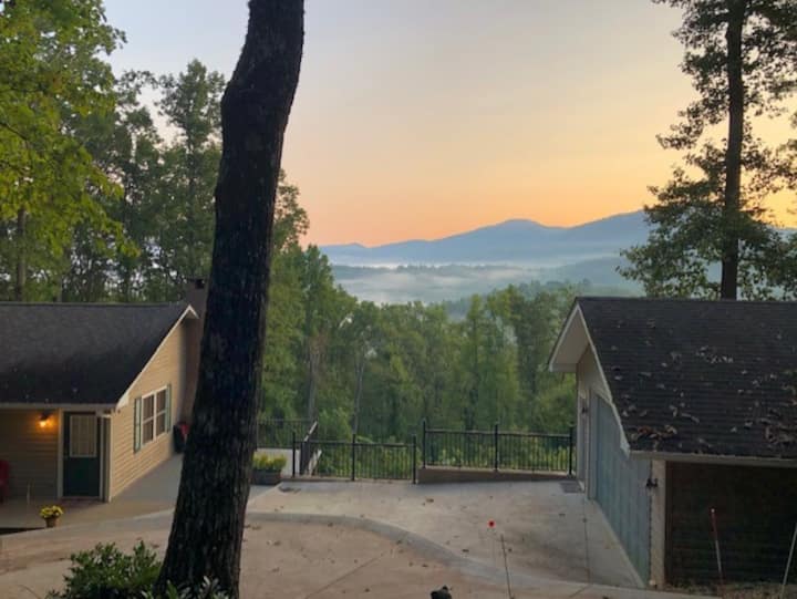 Home With Beautiful Mountain Views - Franklin, NC